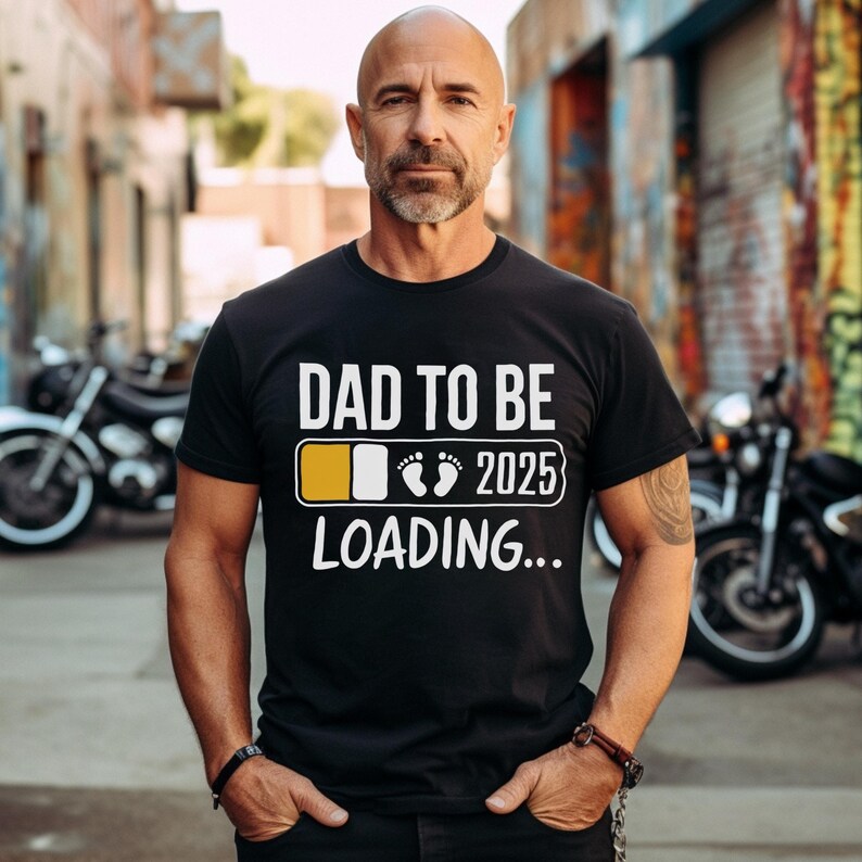 Dad-to-be 2025 T-shirt loading... Funny Pregnancy Announcement Tee for ...