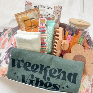 Weekend Vibes Shirt Gift Set | Bookish Bundle | Cozy Reader Gift ...