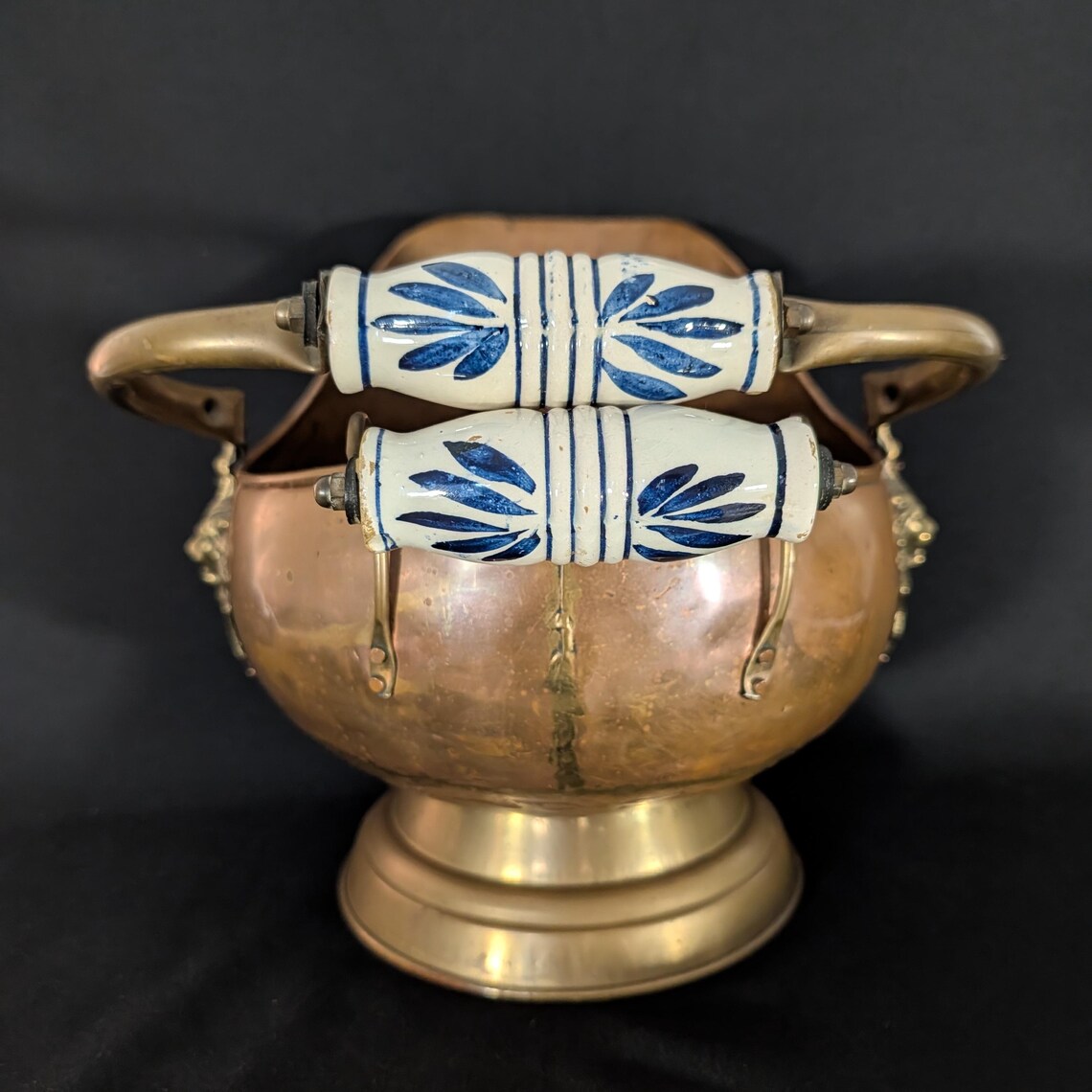 Balde de carvão vintage em cobre e latão – Alças azuis de Delft – Vaso ...