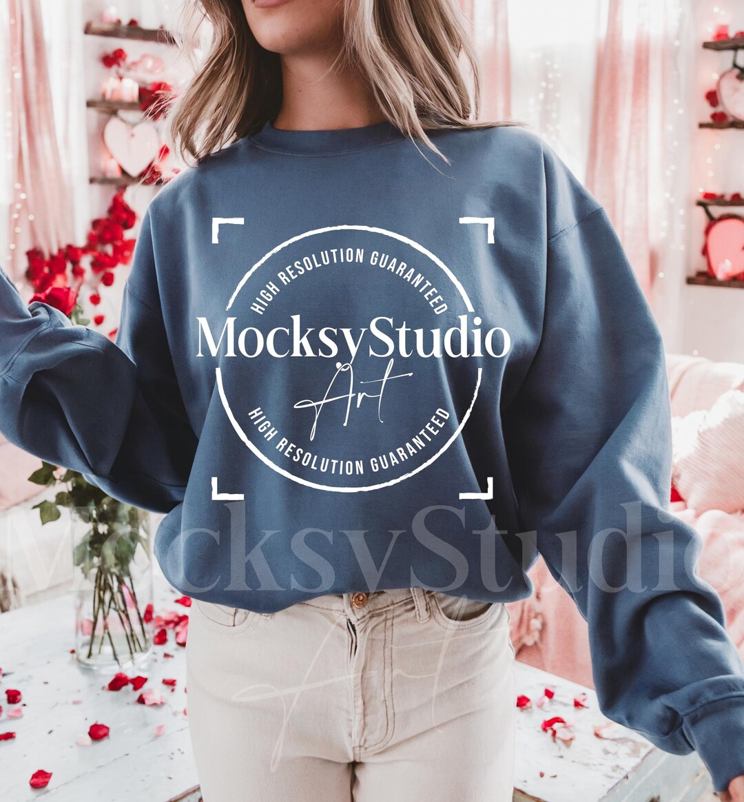 Mockup digital em branco da camiseta Gildan 18000 Indigo para o Dia dos ...