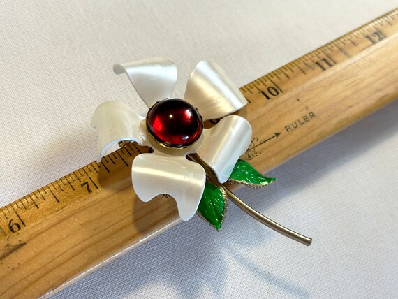 Large vintage resin brooch - gold tone metal, pearl p… - Gem