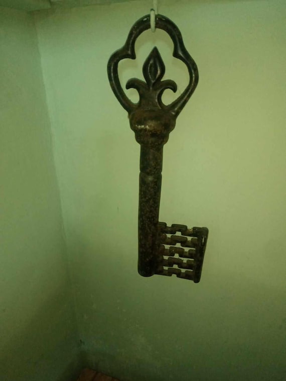 Very old cast iron key, victorian. - Gem