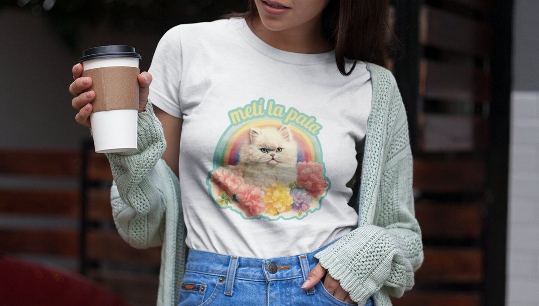 Metí La Pata | Latinx Humor | Kitschy Kitten | Latina Shirt | Latinx ...