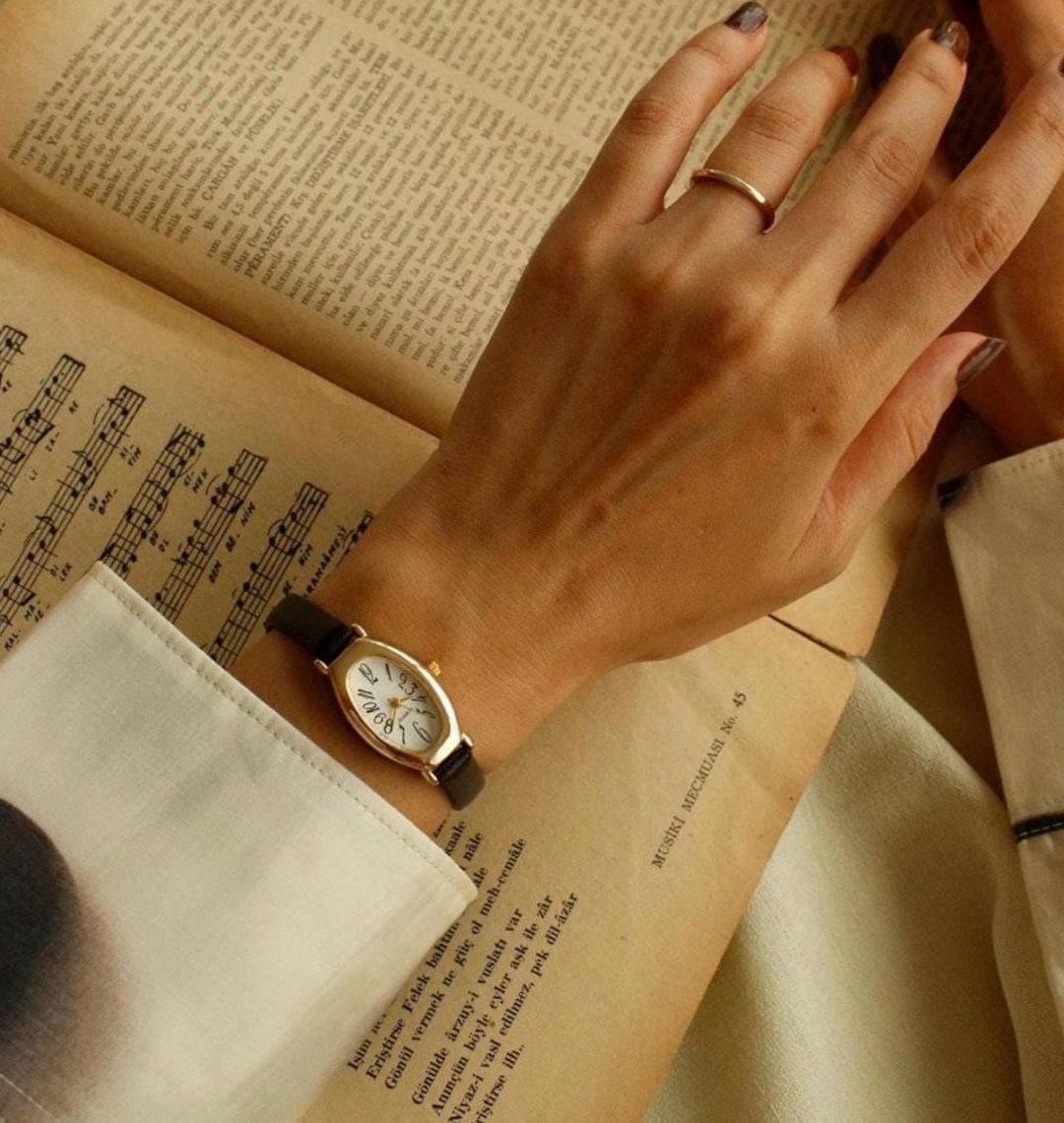 Minimal Leather Strap Women’s Watch - Oval Dial Elegant & Stylish Watch ...