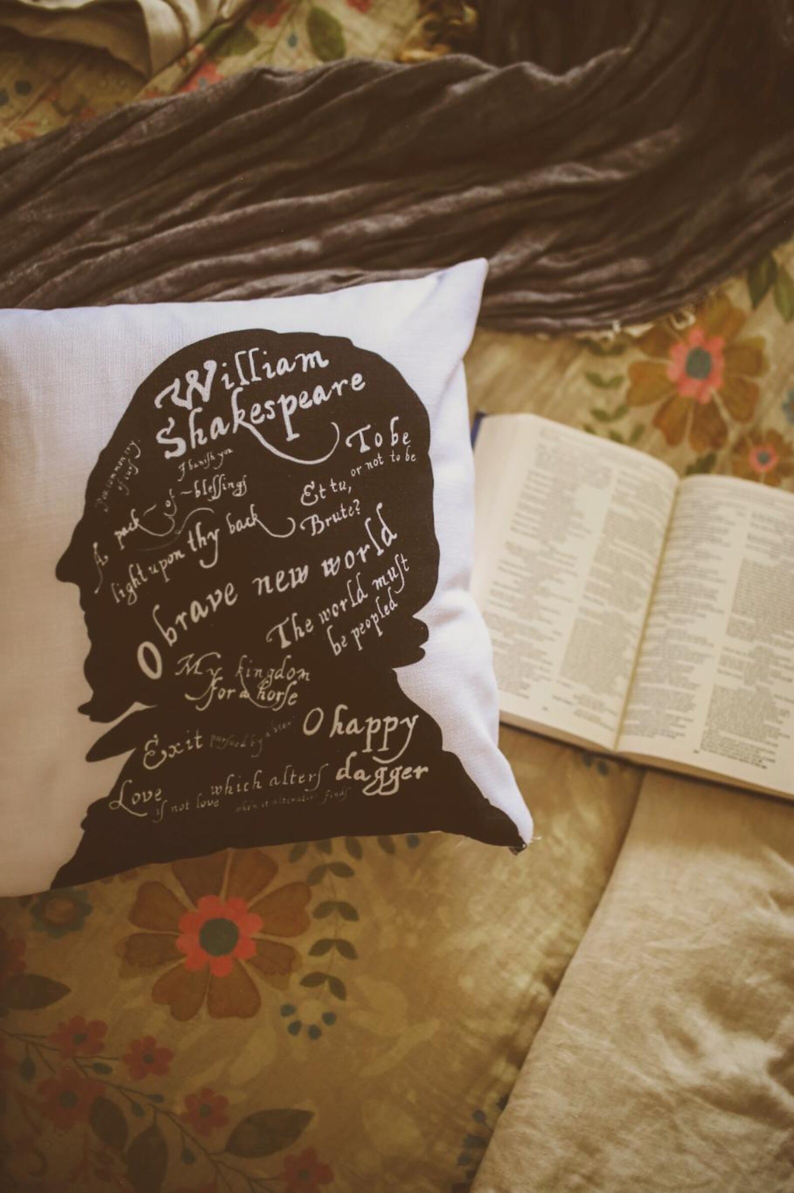William Shakespeare Premium Throw Pillow - FREE SHIPPING - Perfect Gift ...
