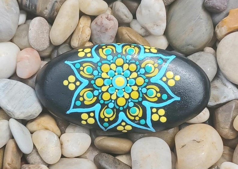 Small Dot-painted Mandala Rock Hand-painted Meditation Stone Cute ...