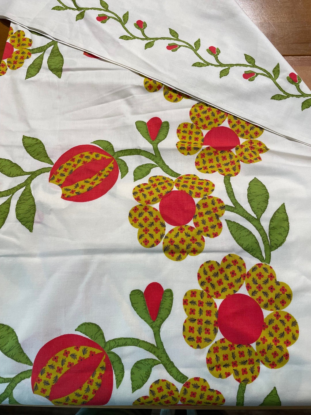 Blumen auf einer Rebe Border Print Rosen auf einer Rebe Helles Rot und ...