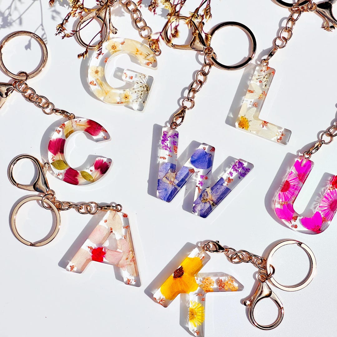 Custom Birth Flower Resin Keychain: Pressed Flower Letter Keyring ...