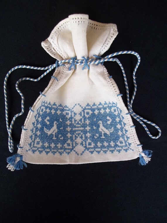 Antique Assisi Italian Hand Embroidery design on Li… - Gem