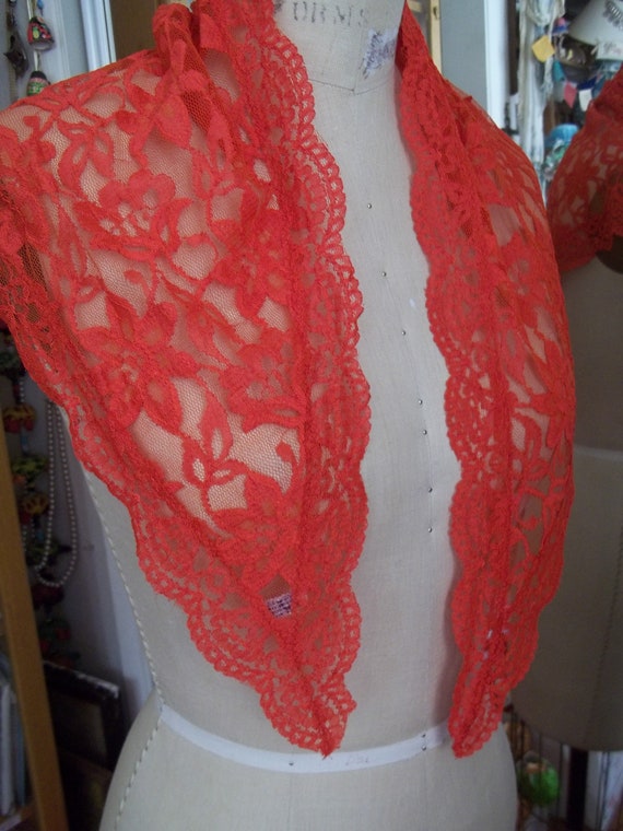 vintage red floral triangle - Gem