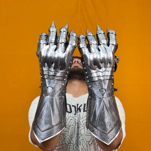 Nazgul-inspired Etched Gauntlet Gloves | Medieval Cosplay Armor ...