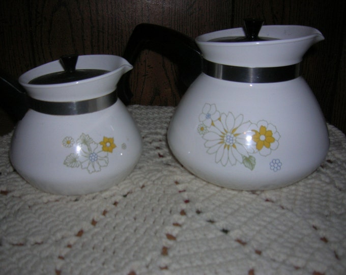 Corning Ware 2 Daisy Patterns a Small 3 Cup Tea Pot Plus a 6 Cup Tea ...