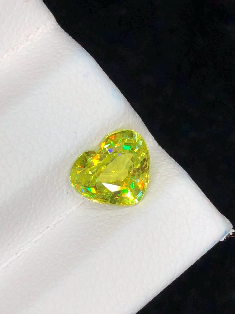 Green Sphene Gemstone: Trillion Heart Cut, Strong Fire, Rare Titanite ...