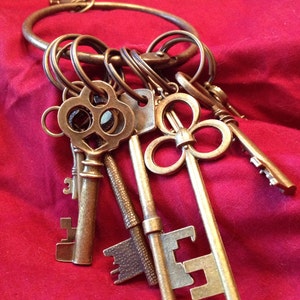 Bronze Colored Keyring With 10 Decorative Keys - Etsy
