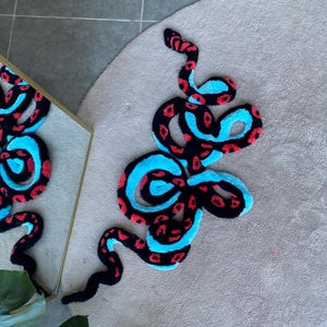 Snake Design Tufted Rug - Unique Animal Floor Mat, Geometric Snake Rug ...