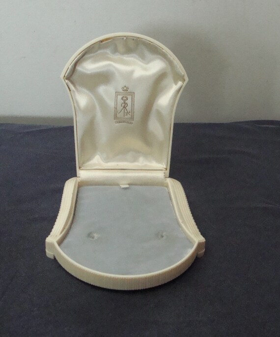 Vintage Off White Clam Shell Jewelry Box - Braun Crys… - Gem