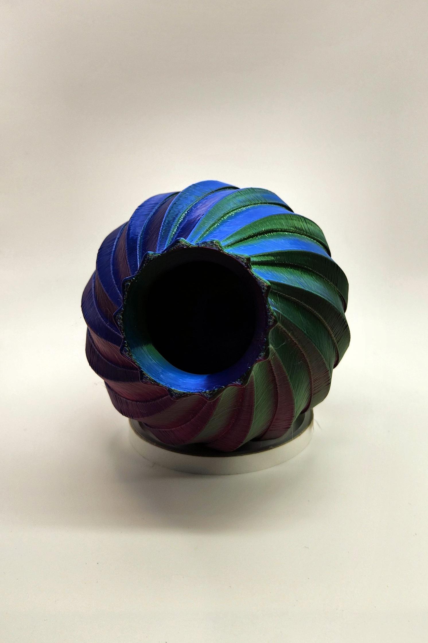 Flux - 3D Printed Color Shift Fluted Twist Vase – Modern Fluted Vase ...
