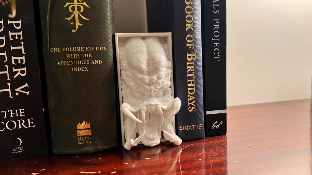 Predator Book Nook Insert 3D Printed Alien Hunter Sculpture for Sci-fi ...