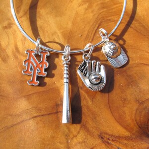 NY Mets Bracelet - With Mets Charm, Baseball, Mitt and Hat - New York ...