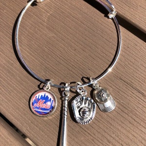 NY Mets Bracelet - With Mets Charm, Baseball, Mitt and Hat - New York ...