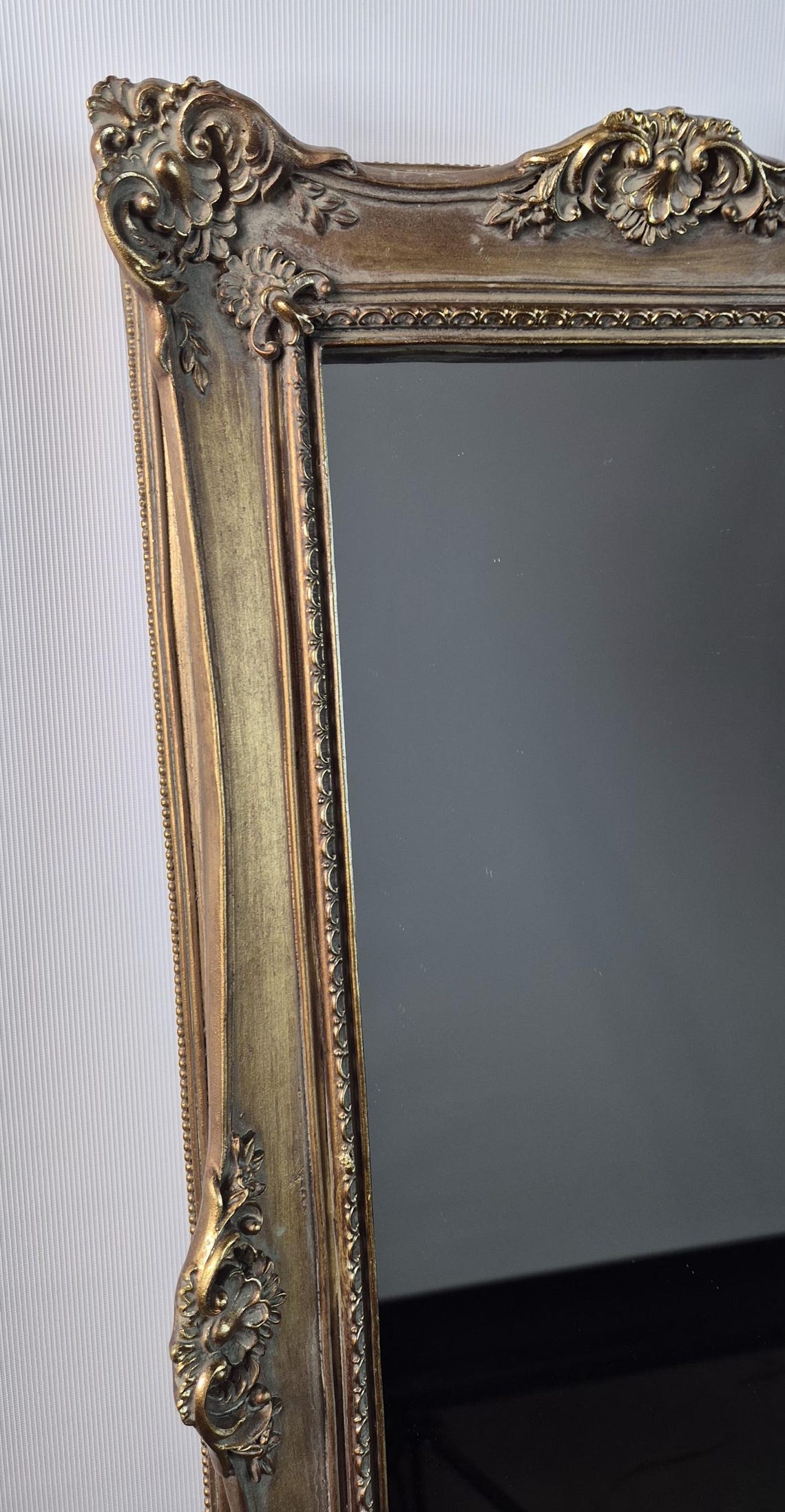 Antique Gold Baroque Mirror Classic. Baroque Decorative Frame in ...