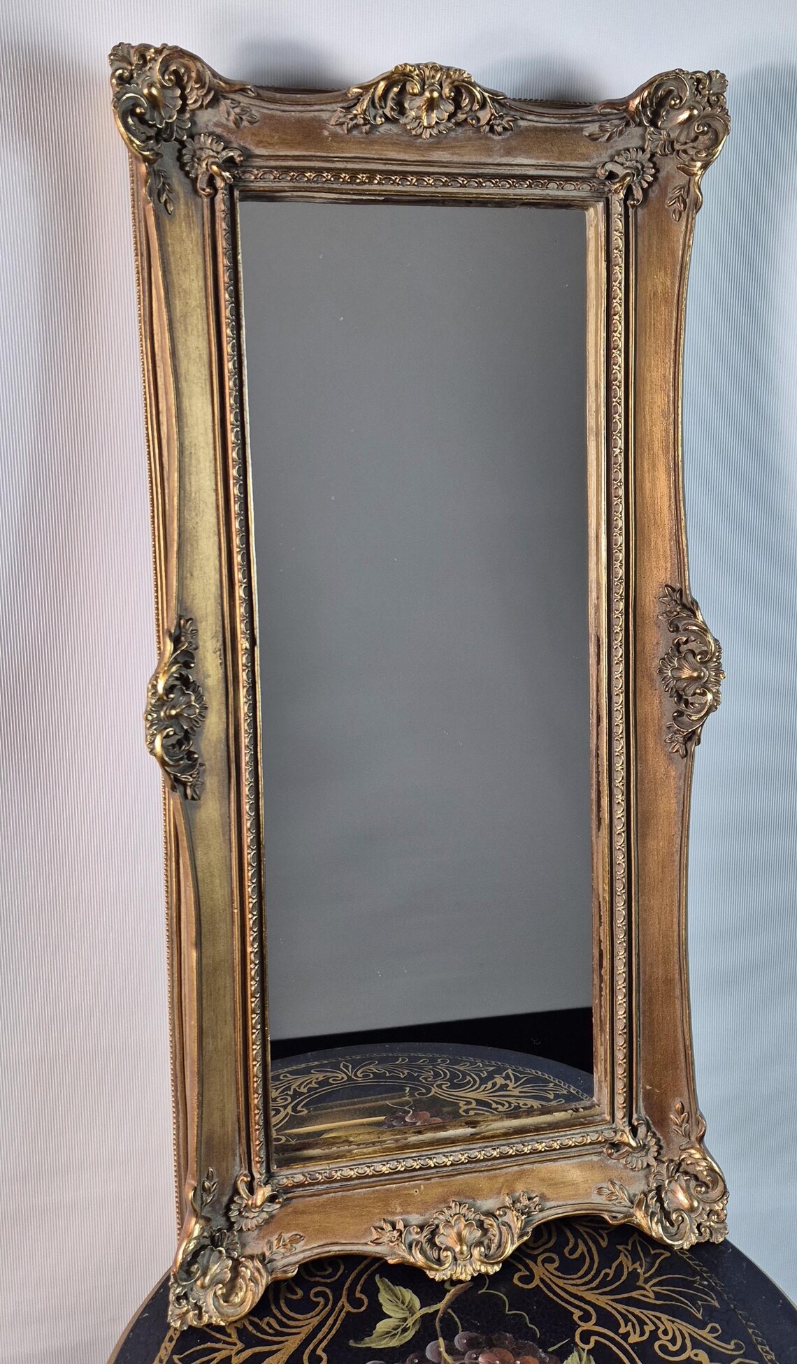 Antique Gold Baroque Mirror Classic. Baroque Decorative Frame in ...