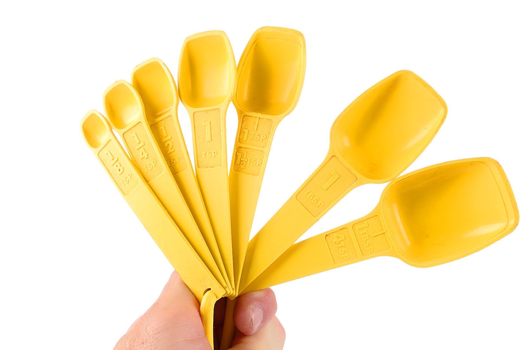 TUPPERWARE MEASURING SPOONS Cups Yellow Measuring Spoons Vintage Chef ...