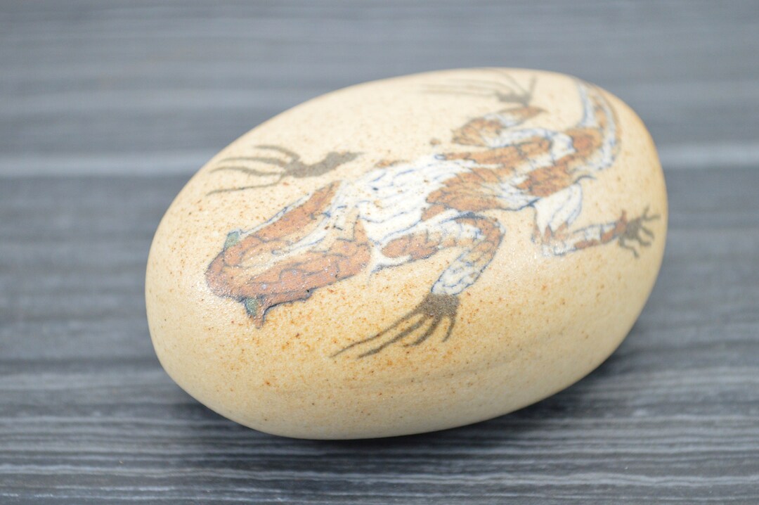 Vintage Ceramic River Rock Stone Paperweight Rattle Handpainted Lizard ...