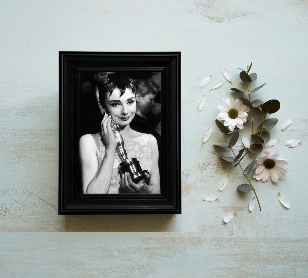 Audrey Hepburn With Oscar Won for the Romantic Comedy Film Roman ...
