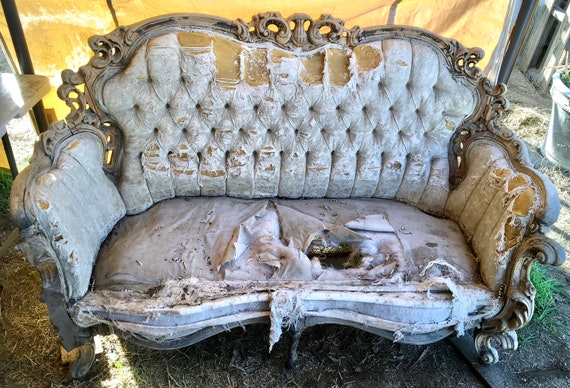Vintage tufted couch store