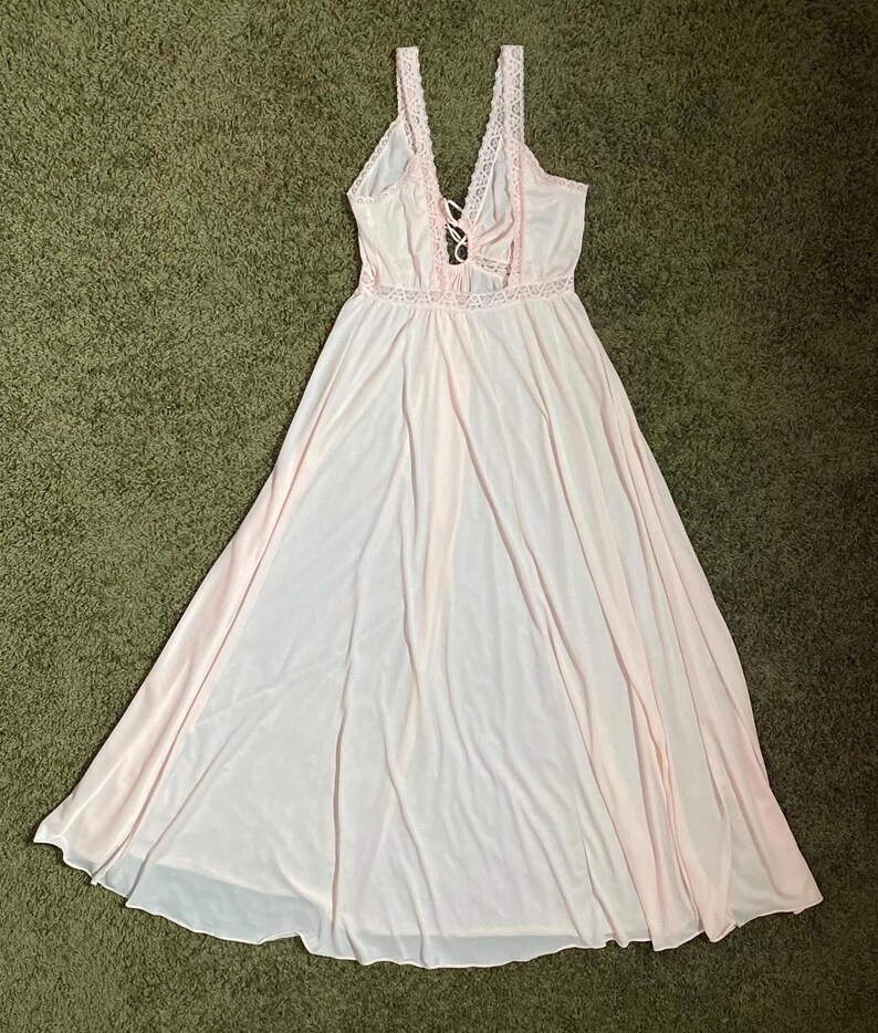 1980's Pale Pink Lacy Nightgown From Miss Elaine Size Large Keyhole ...