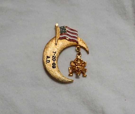 Apollo 11 Moon Landing Brooch Vintage Pin DSN - Gem
