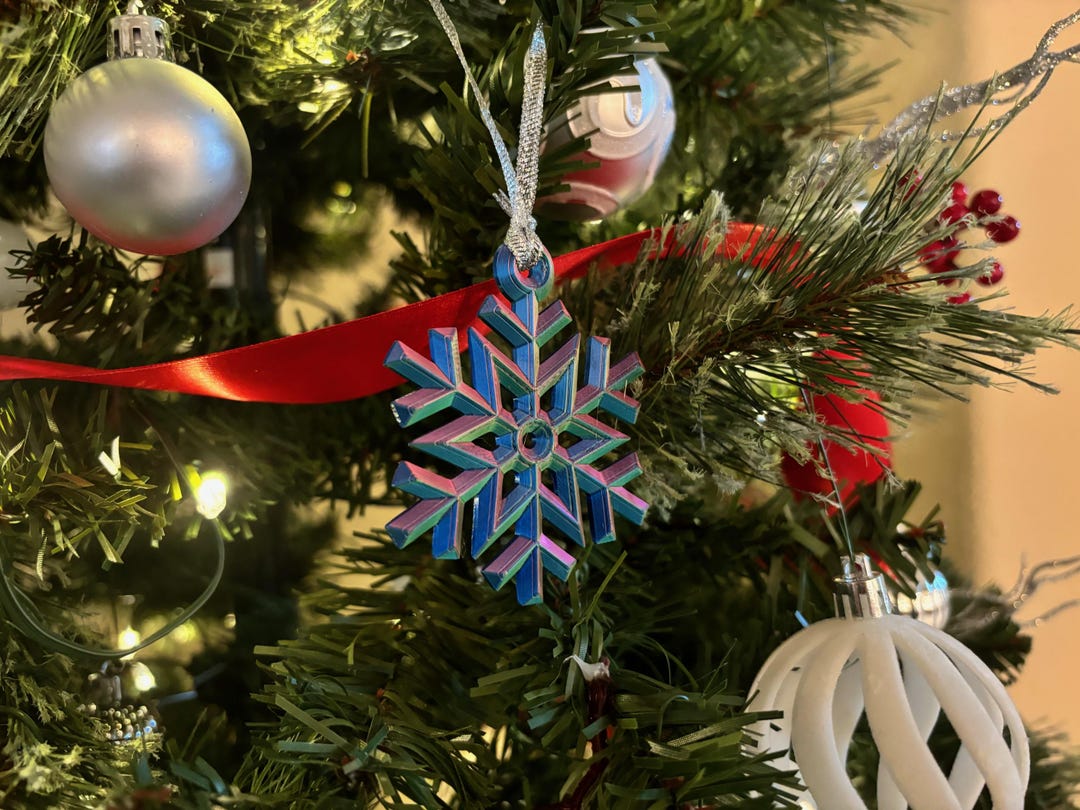 Elegant 3D Printed Snowflake Ornament - Customizable Christmas Tree ...