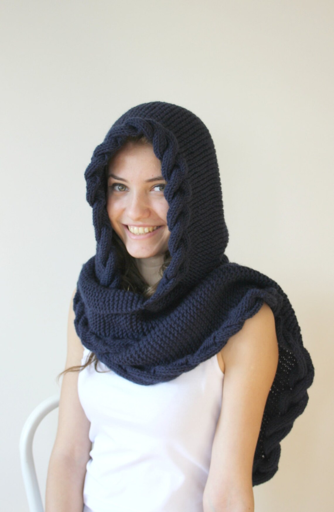 Punto de la bufanda con capucha azul marino de lana, bufandas con ...