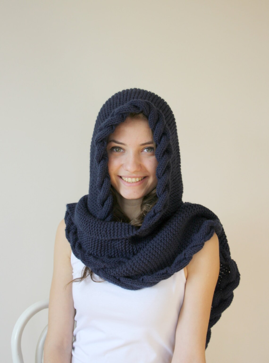 Punto de la bufanda con capucha azul marino de lana, bufandas con ...