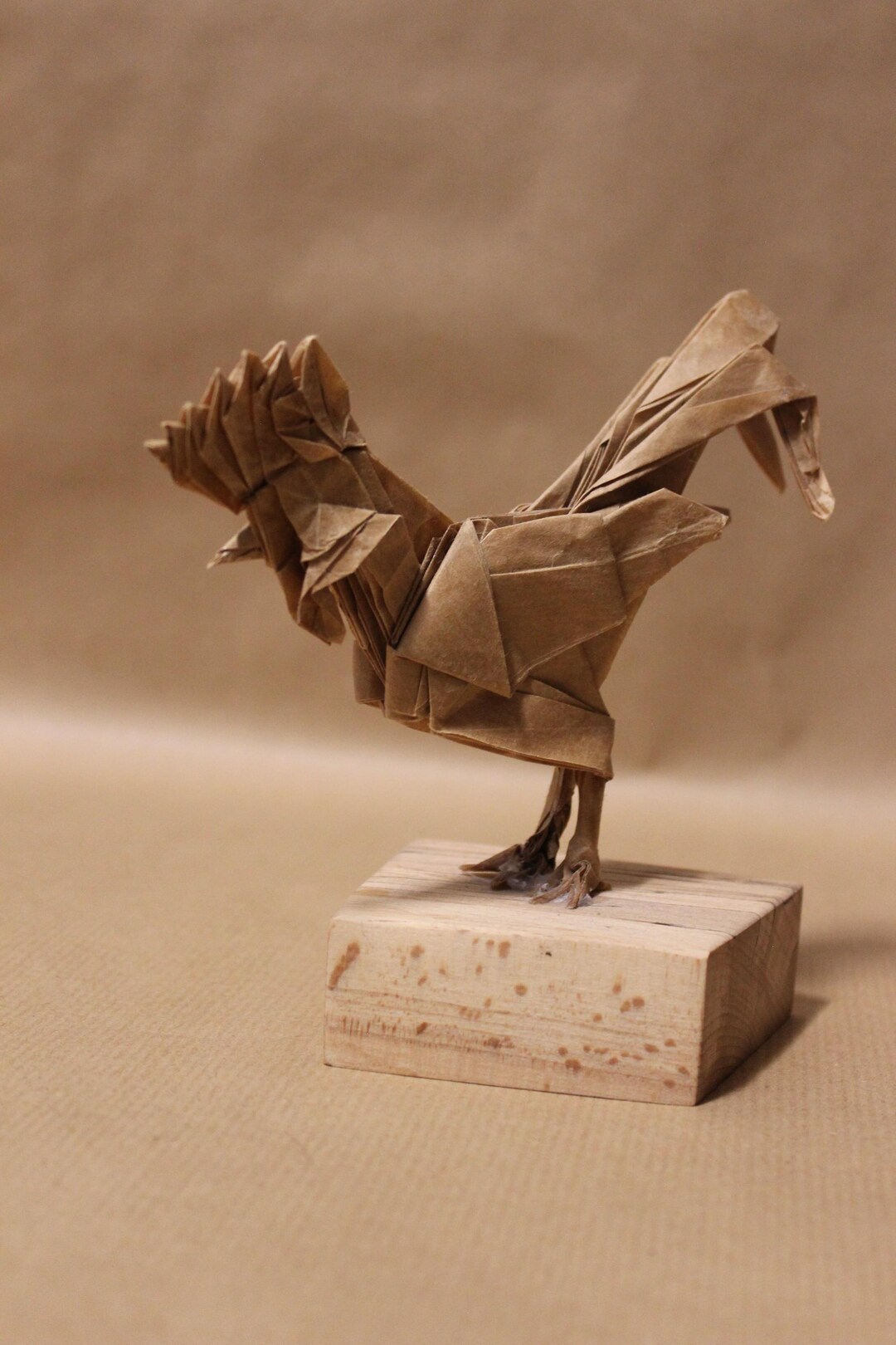 Origami de gallo Satoshi Kamiya sobre pedestal de madera - Origami de ...