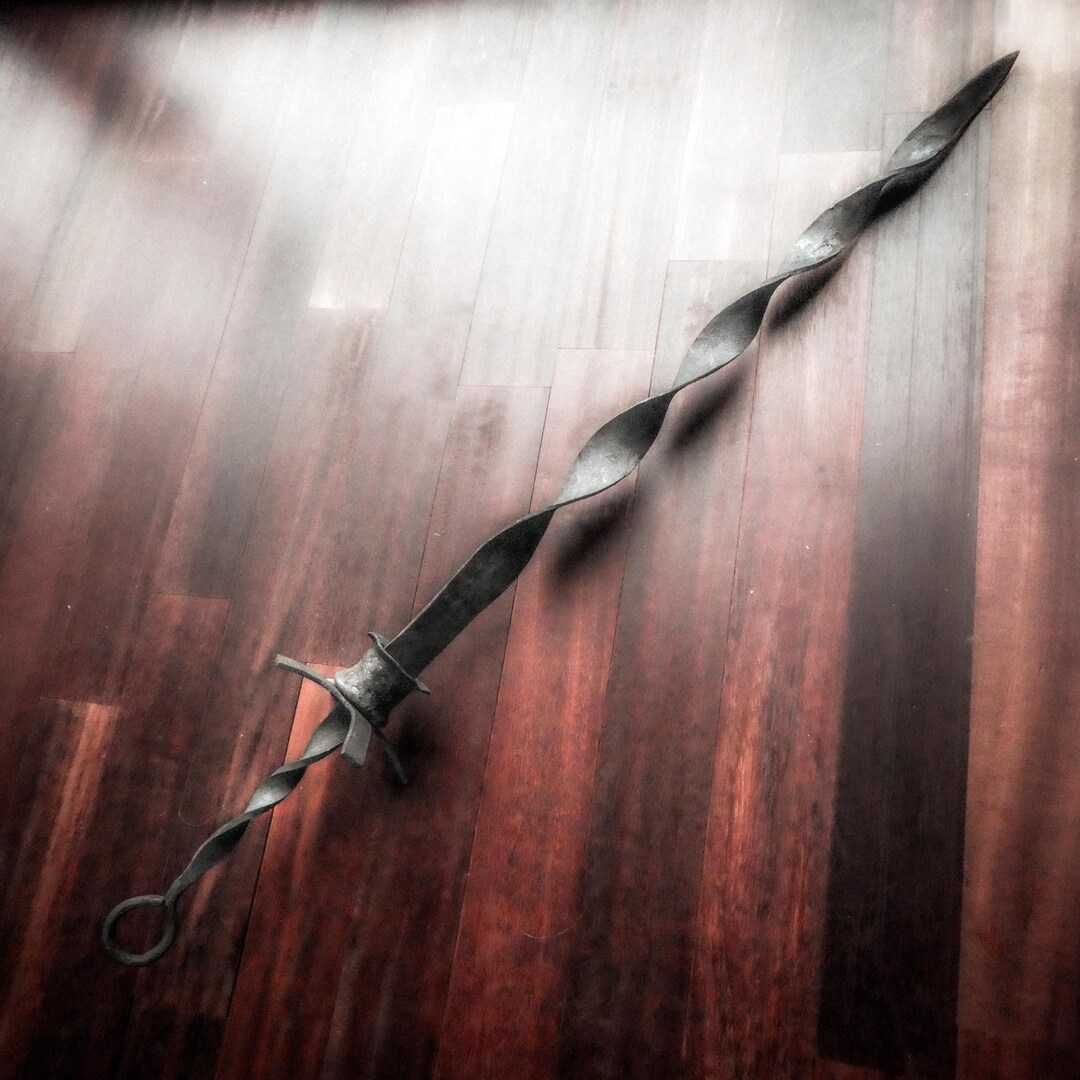 Firelink Greatsword, a Forged Iron Coiled Sword Inspired by the World ...