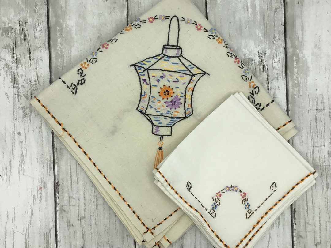 Bridge Table Covering and 4 Napkins, Vintage Embroidered 32x32 Table ...