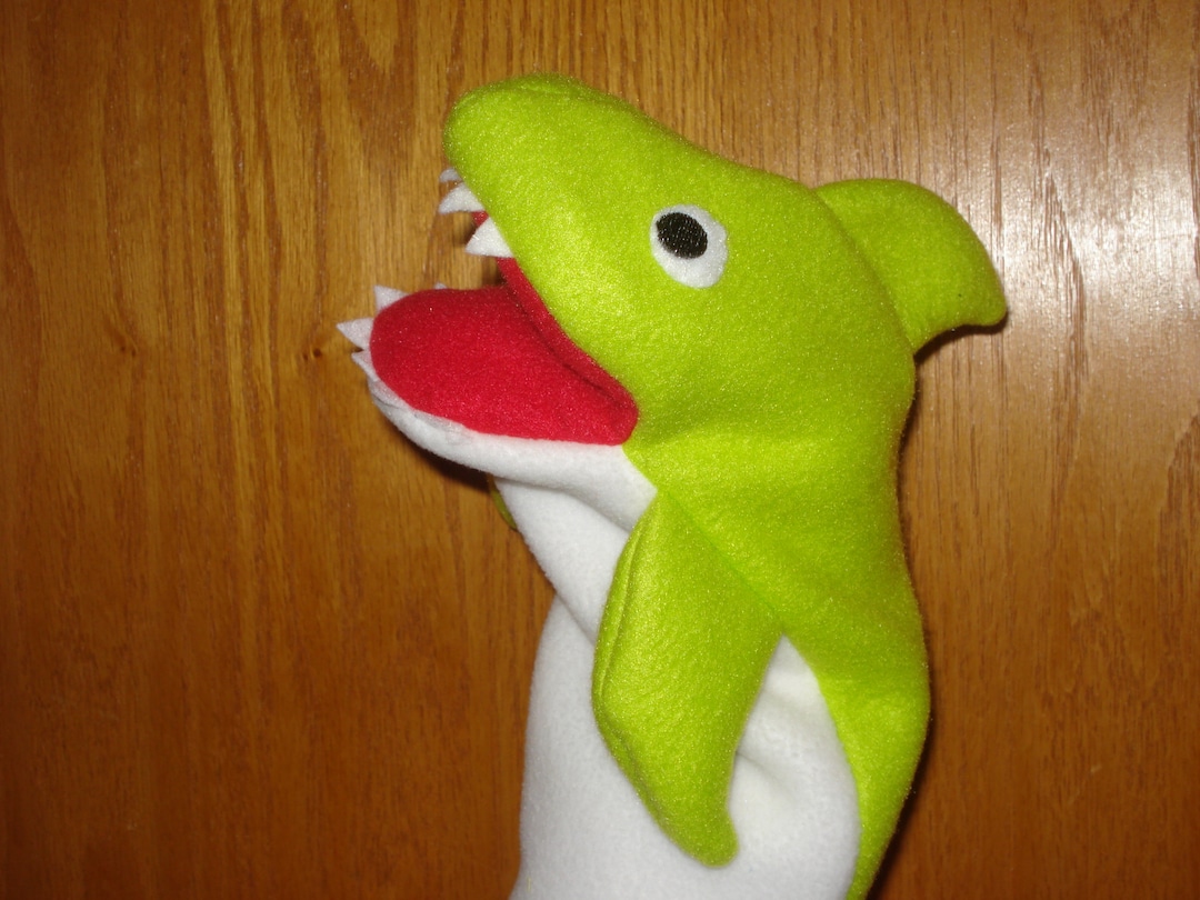 Marioneta de mano de tiburón verde hecha a mano con boca móvil y ojos ...