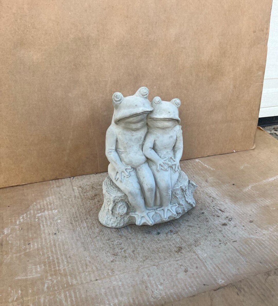 Frogs Sitting on Stump Statue Conctere Frogs Couple Sculpture Two Frogs ...
