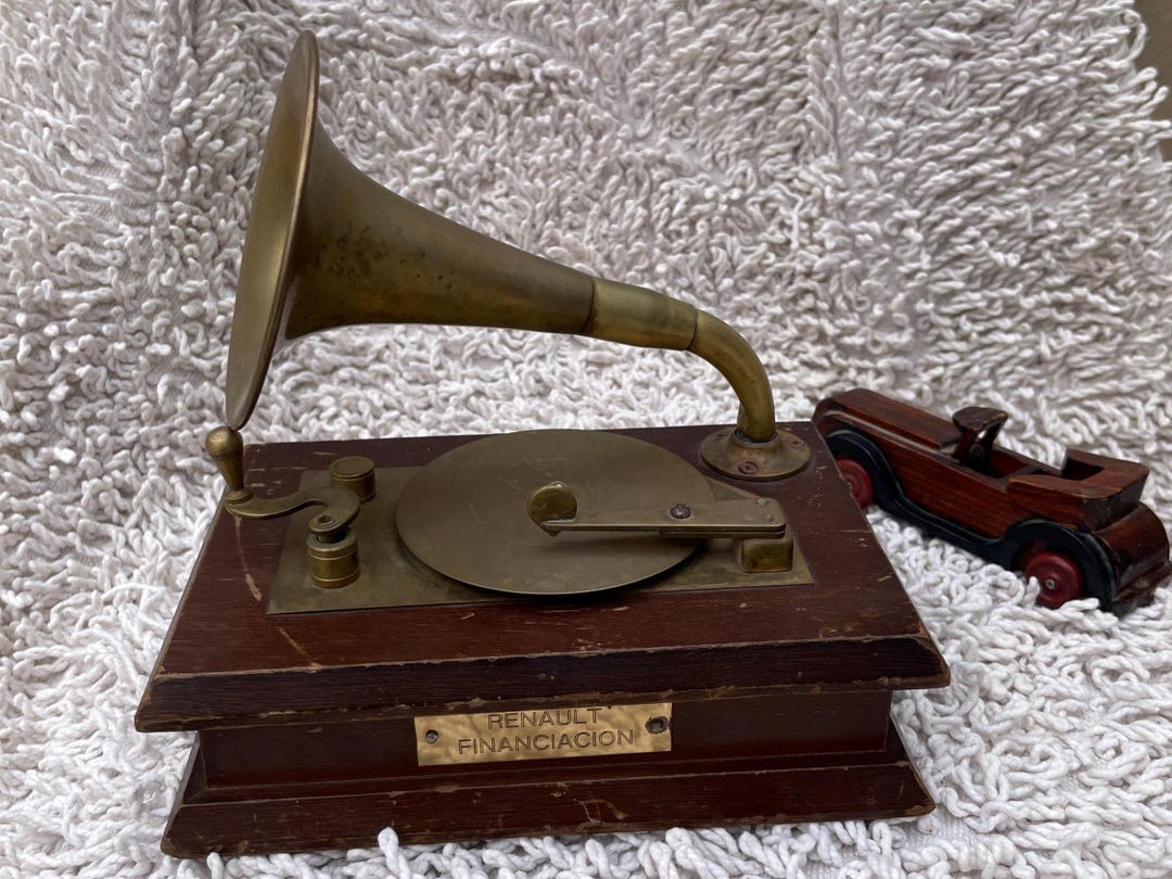 Vintage Brass & Wood Phonograph Replica – Renault Financiación ...