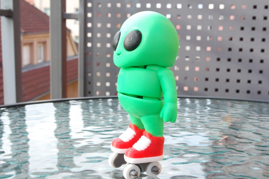 Alien Toy on Roller Skates – 3D Printed Figurine, Customizable Colors ...