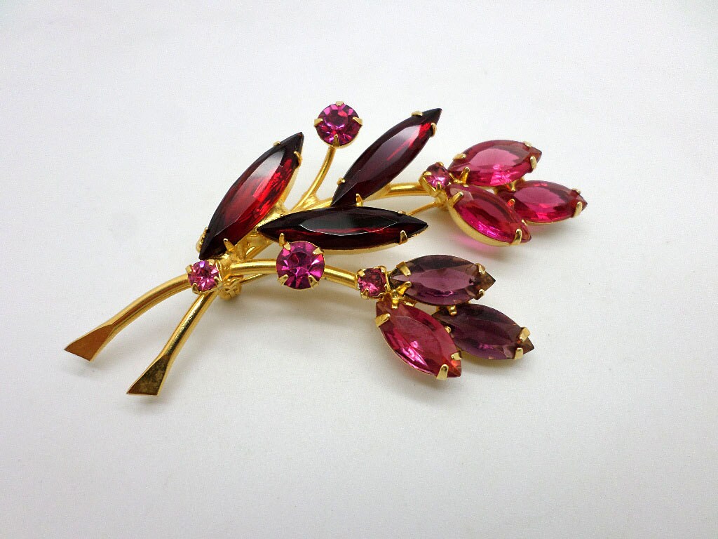 SALE Beautiful Vintage Bright Pink Rhinestone Pin Brooch Gold Tone Metal