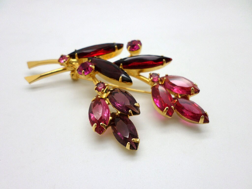 SALE Beautiful Vintage Bright Pink Rhinestone Pin Brooch Gold Tone Metal