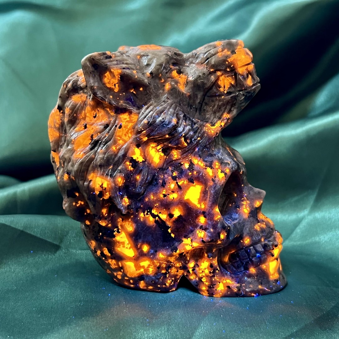 Yooperlite Wolf on Skull Figurine, UV Reactive Glowing Crystal Wolf ...