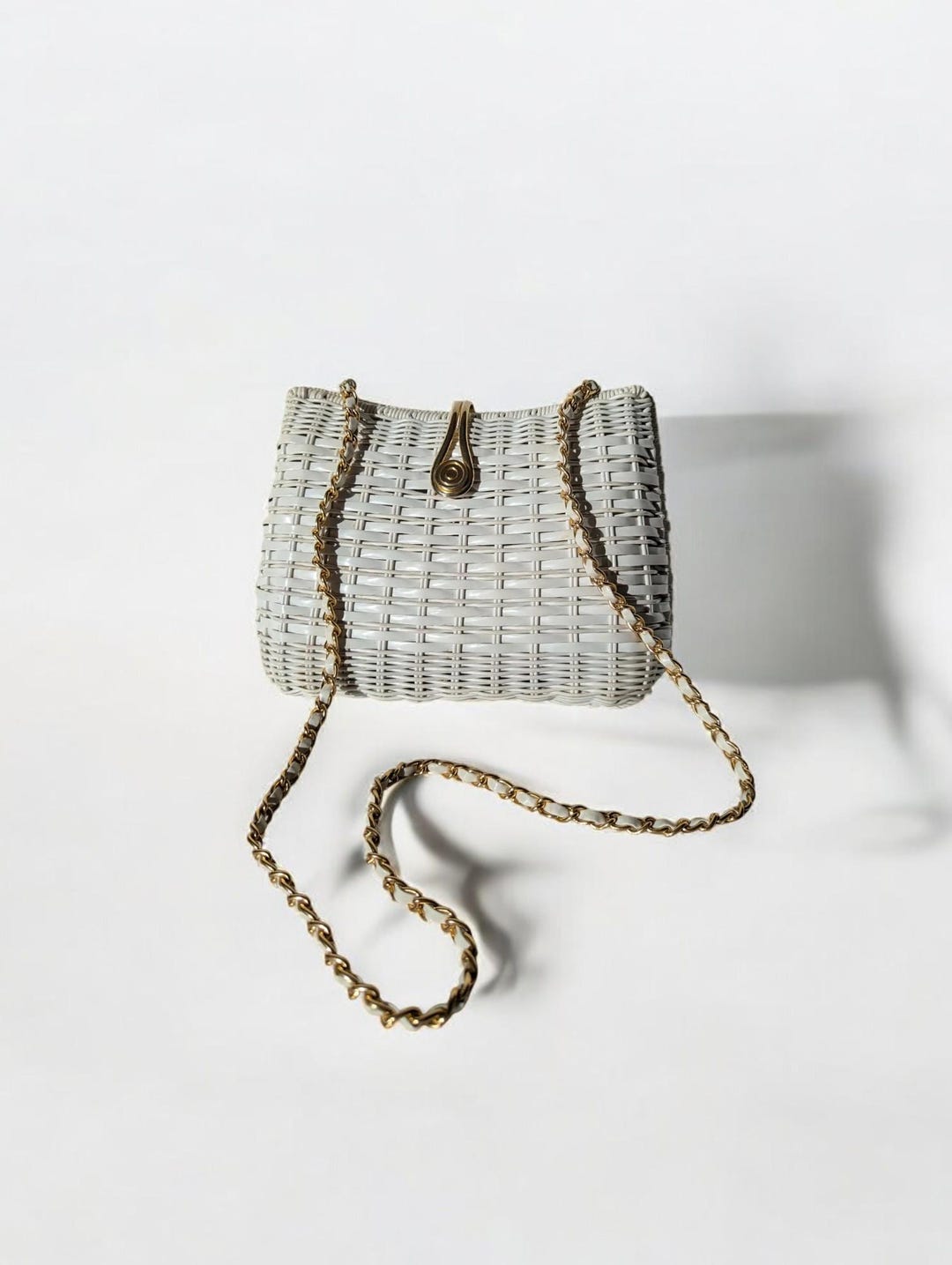 White Wicker Shoulder Bag With Chain Strap – Benchmade Leatherworks Inc ...