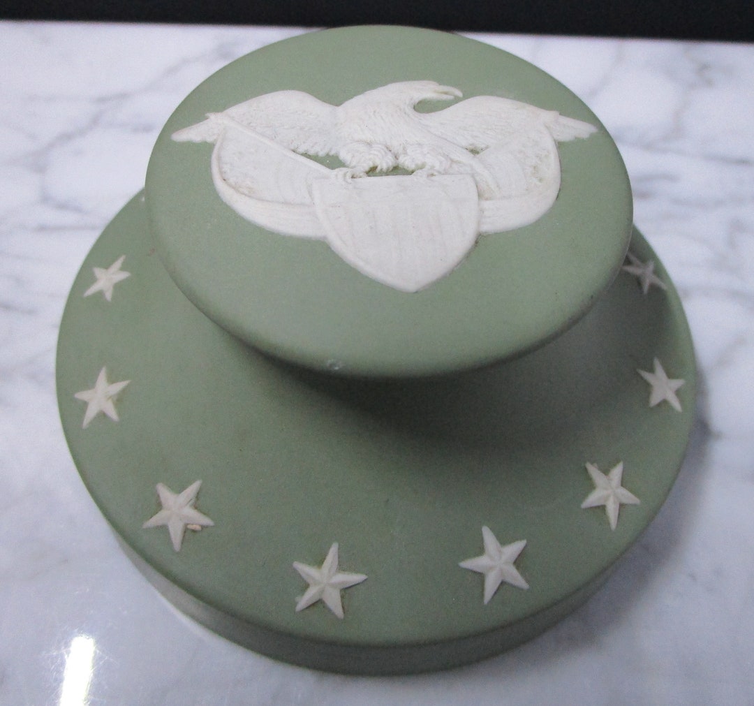 Paperweight Jasperware Wedgwood EAGLE Sage Green With White Cameo ...