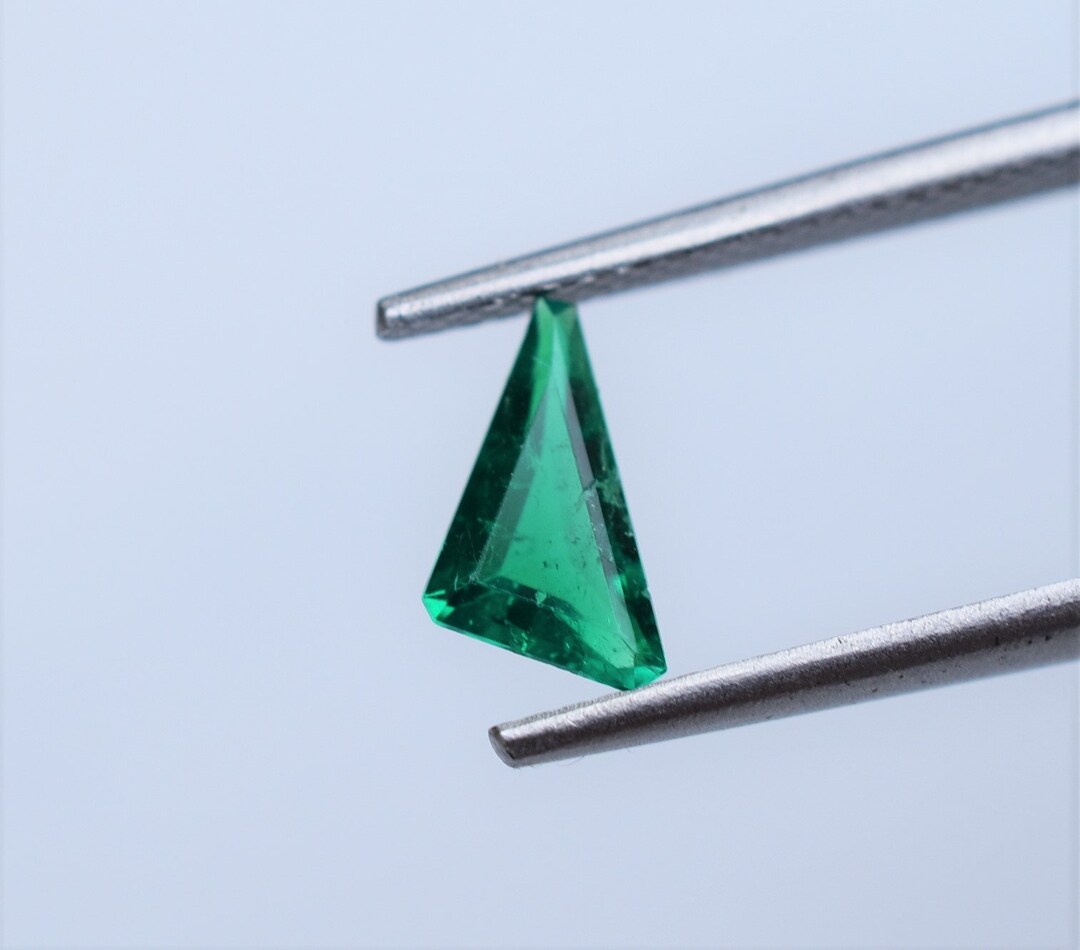 Fancy Triangle Emerald From Muzo Colombian, GIA Graded F1 Minor Oil ...