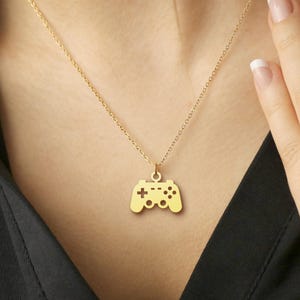 Retro Game Controller Necklace – Gamer Gift Idea – Geeky Jewelry With ...