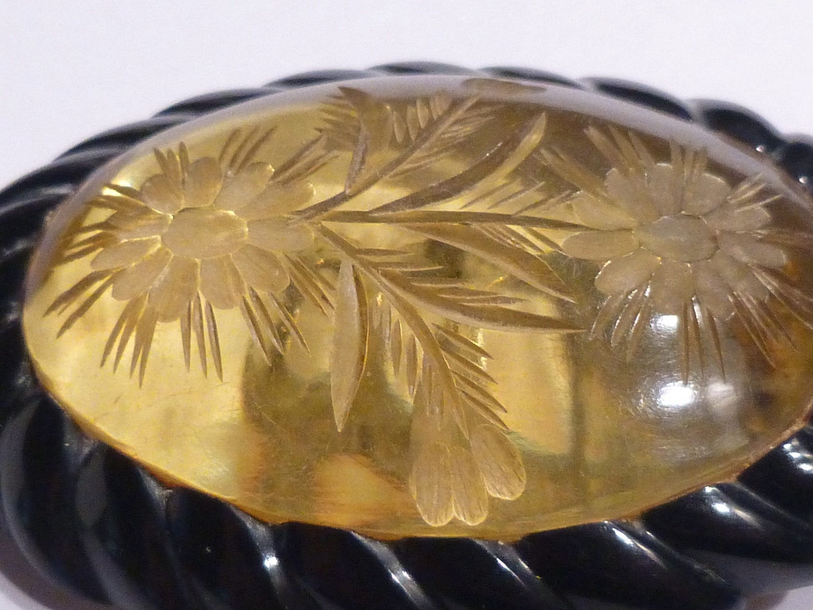 Bakelite Clip. Vintage Carved Laminated Two Tone Dress Clip. - Etsy